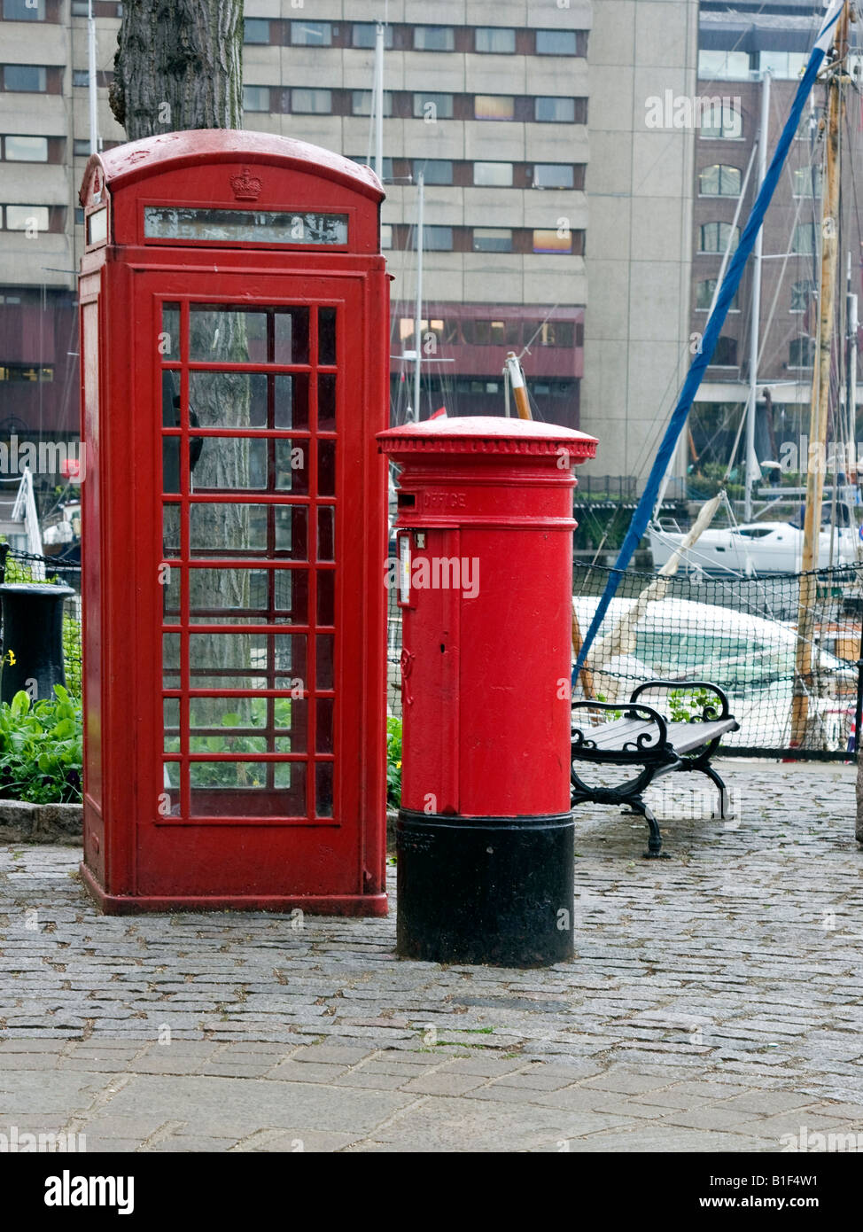 Red phone booth hi-res stock photography and images - Alamy