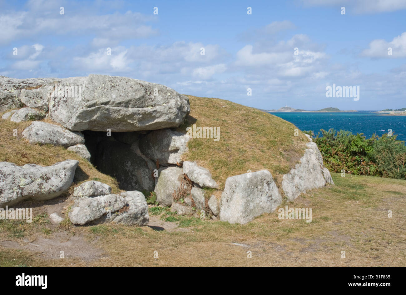 Innisidgen burial chamber hi-res stock photography and images - Alamy