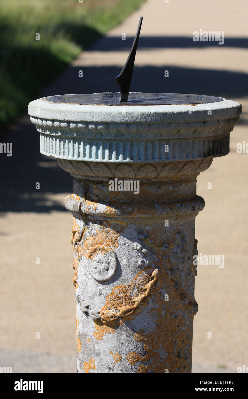Telling time by the sun hi-res stock photography and images - Alamy