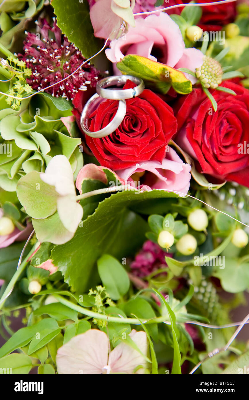 Wedding rings on flower bouquet Stock Photo - Alamy
