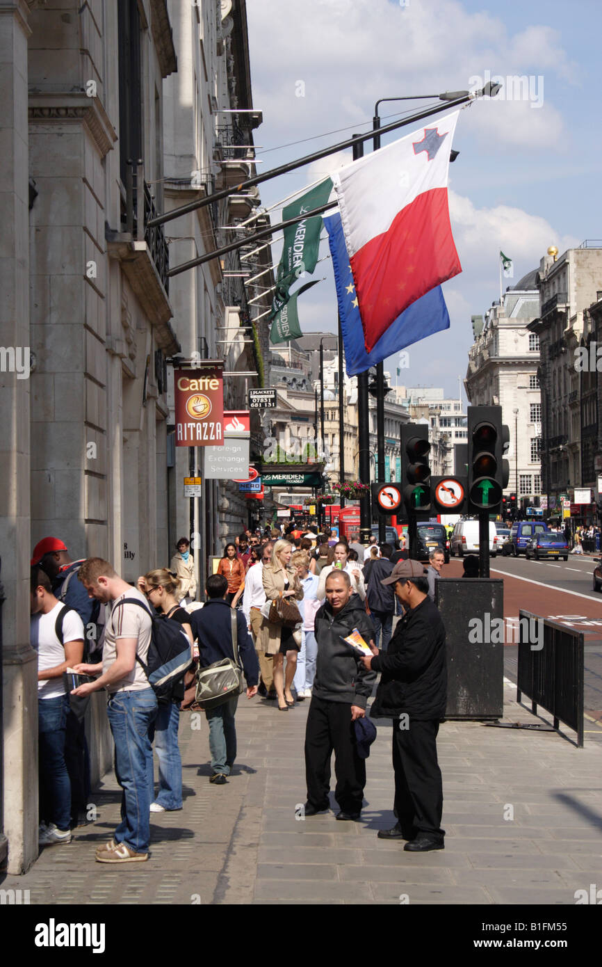 Crowd scene uk hi-res stock photography and images - Alamy