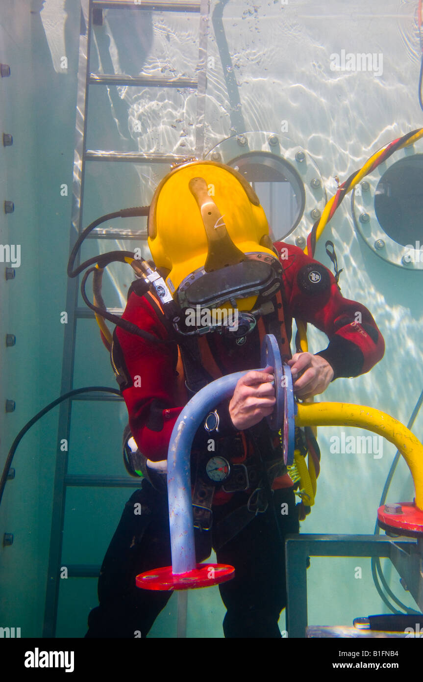 Diver at work underwater hi-res stock photography and images - Alamy