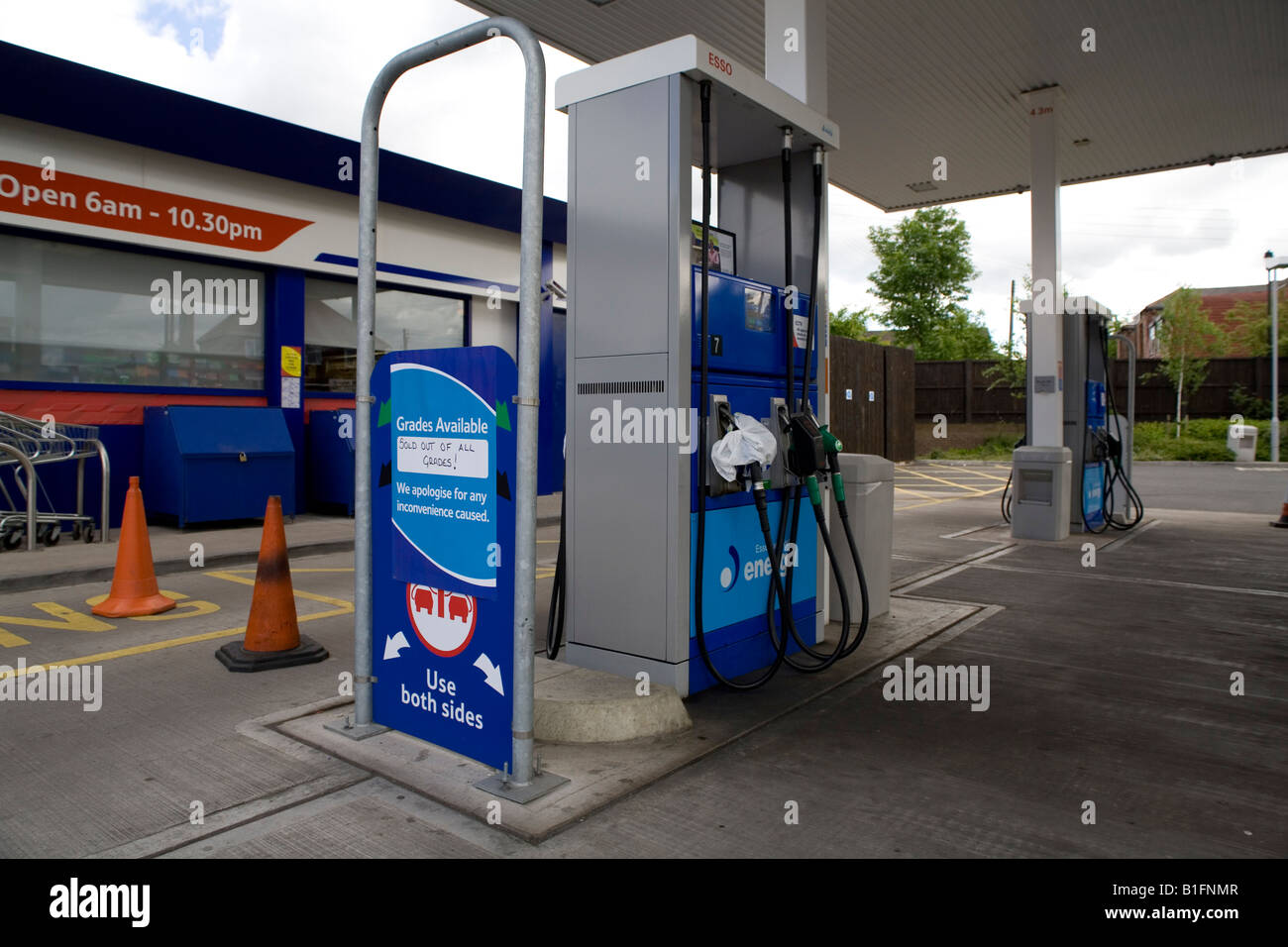 A petrol station forecourt is closed during the petrol tankers strike ...