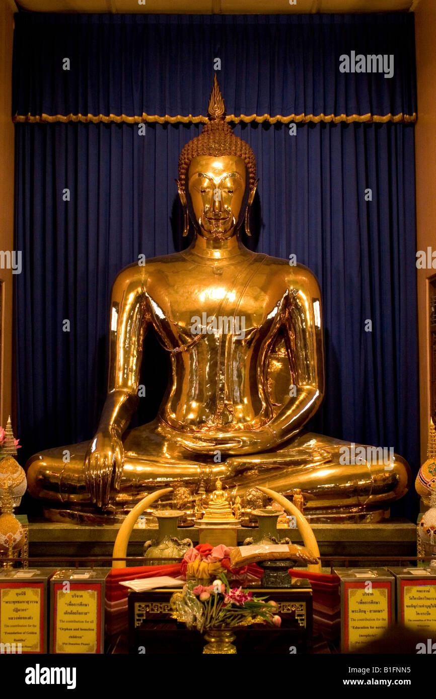 The Golden Buddha statue at the Wat Trimit Temple in Bangkok, Thailand ...