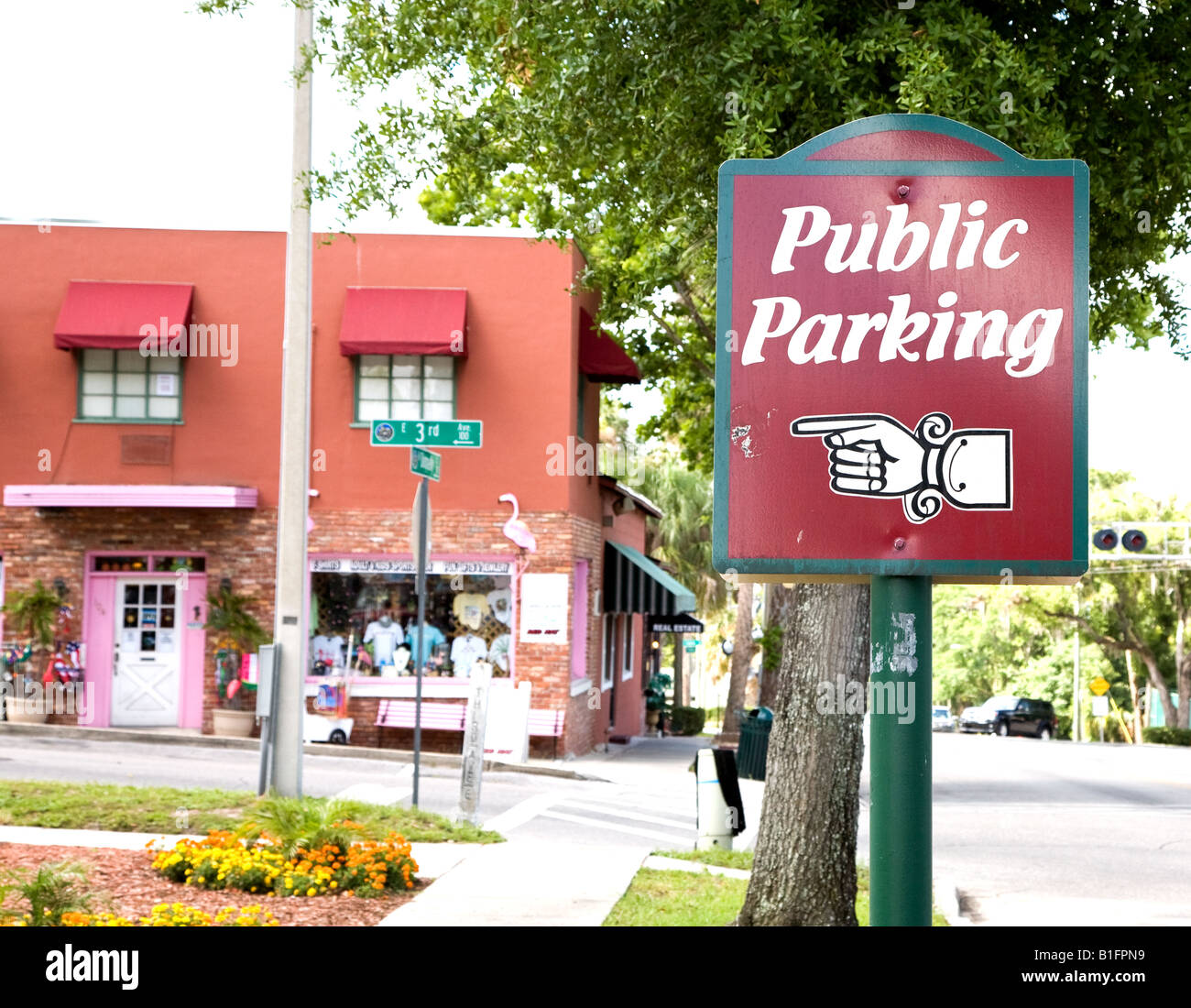 Parking lot direction signs hi-res stock photography and images - Alamy