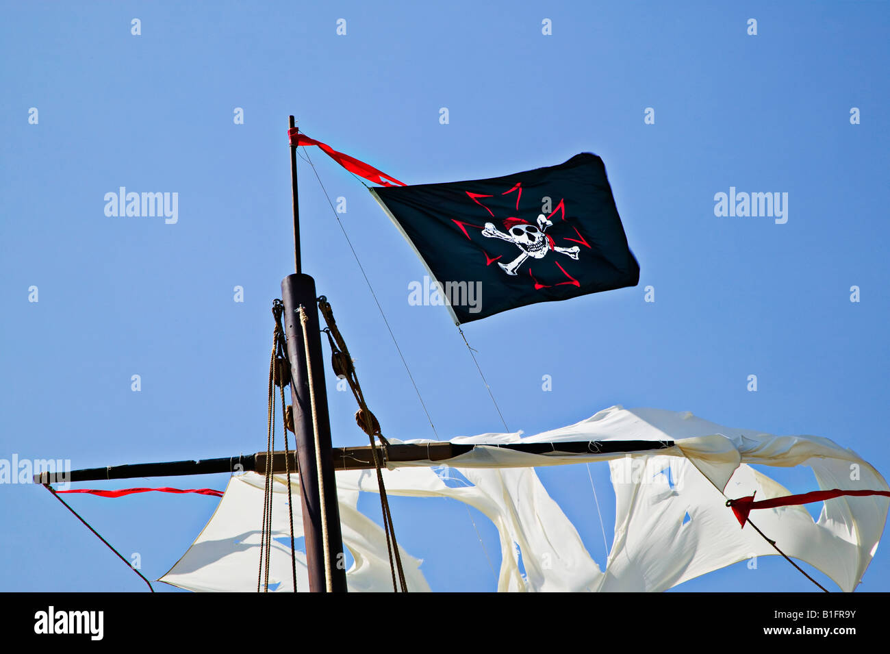Pirate flag on ships mast Stock Photo - Alamy