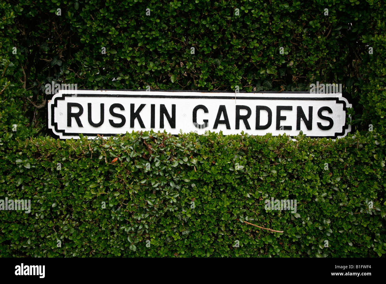 Hedge london ealing pitshanger hi-res stock photography and images - Alamy