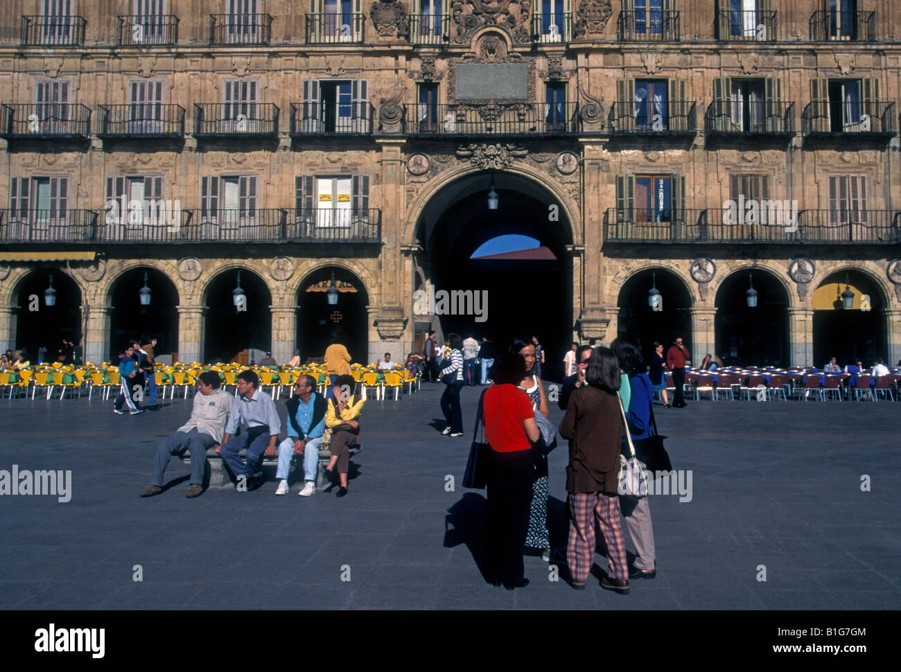 Spaniards spaniard spanish people talking hi-res stock photography and ...