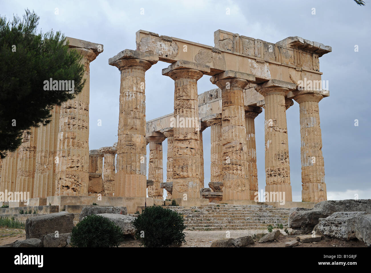 The magnificent doric temple E at Selinunte Sicily Stock Photo - Alamy