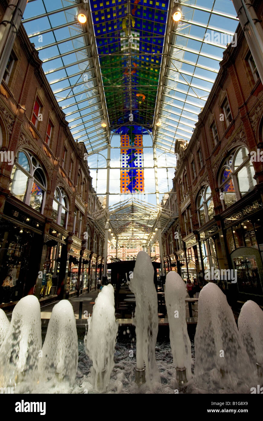 Fountain arcade hi-res stock photography and images - Alamy