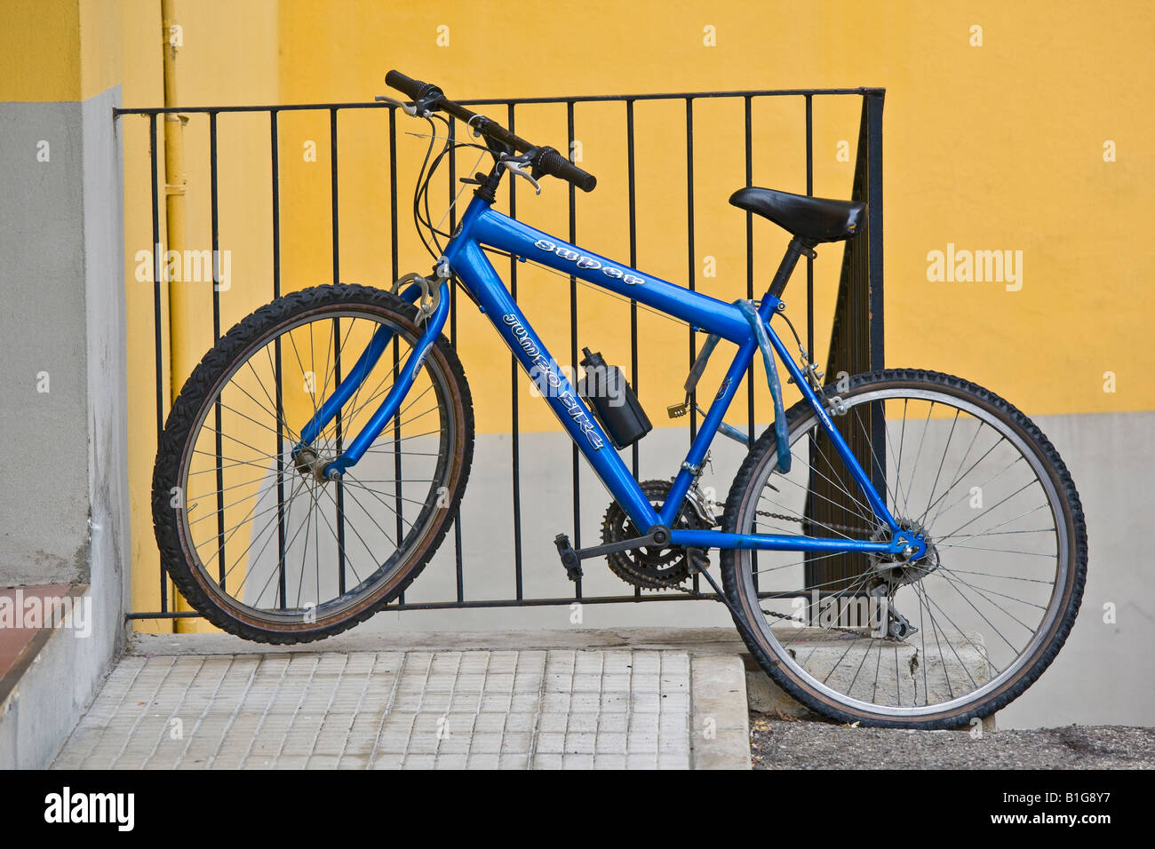 cycle handrail lean railing moutainbike tyre saddle Stock Photo - Alamy