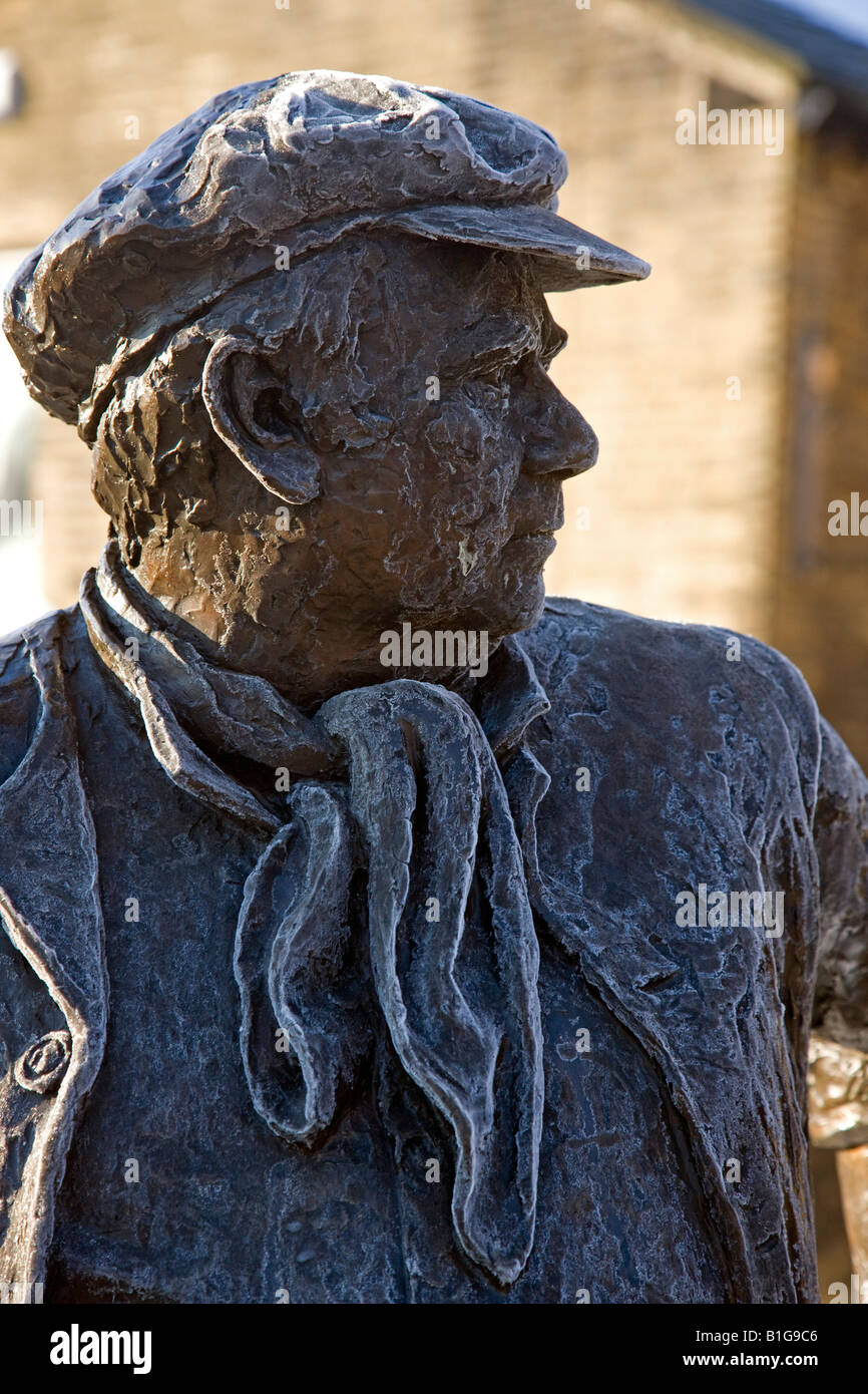 Bronze bargee sculpture by Roger Burnett Sowerby Bridge Halifax ...