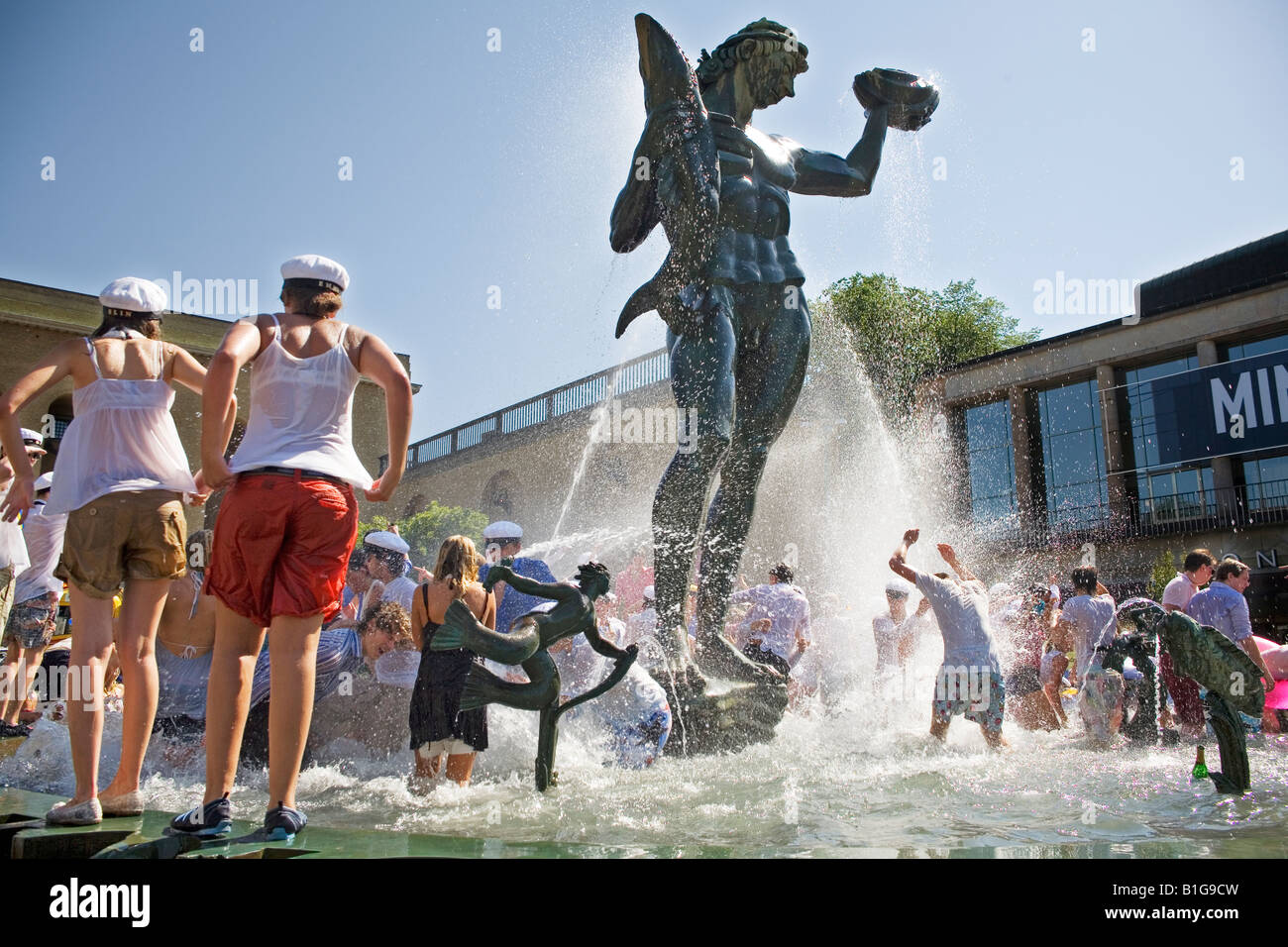 Student fun fountain splash hi-res stock photography and images - Alamy