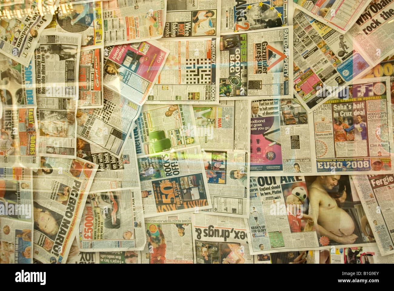 Newspaper covered window hi-res stock photography and images - Alamy