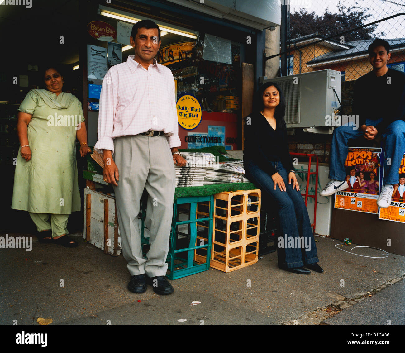 Asian family corner shop hi-res stock photography and images - Alamy