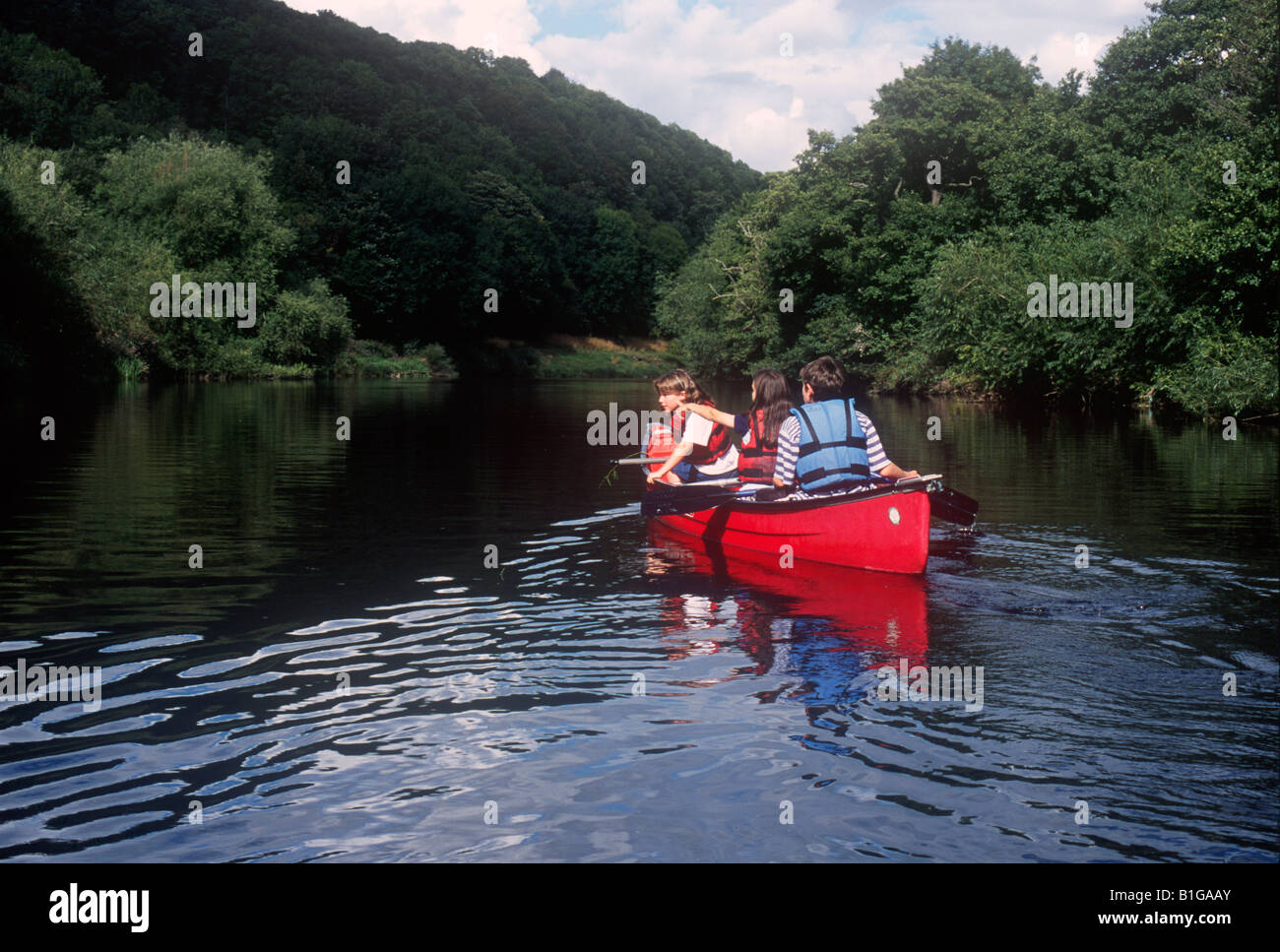 Teenagers canoeing on the River Wye near Hay on Wye Stock Photo - Alamy