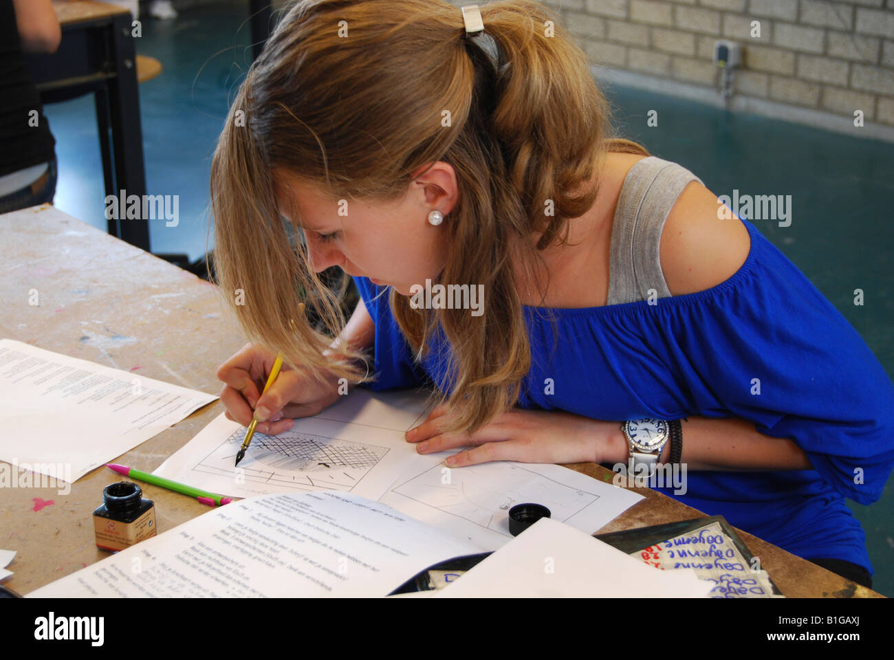 student in drawing class Stock Photo - Alamy