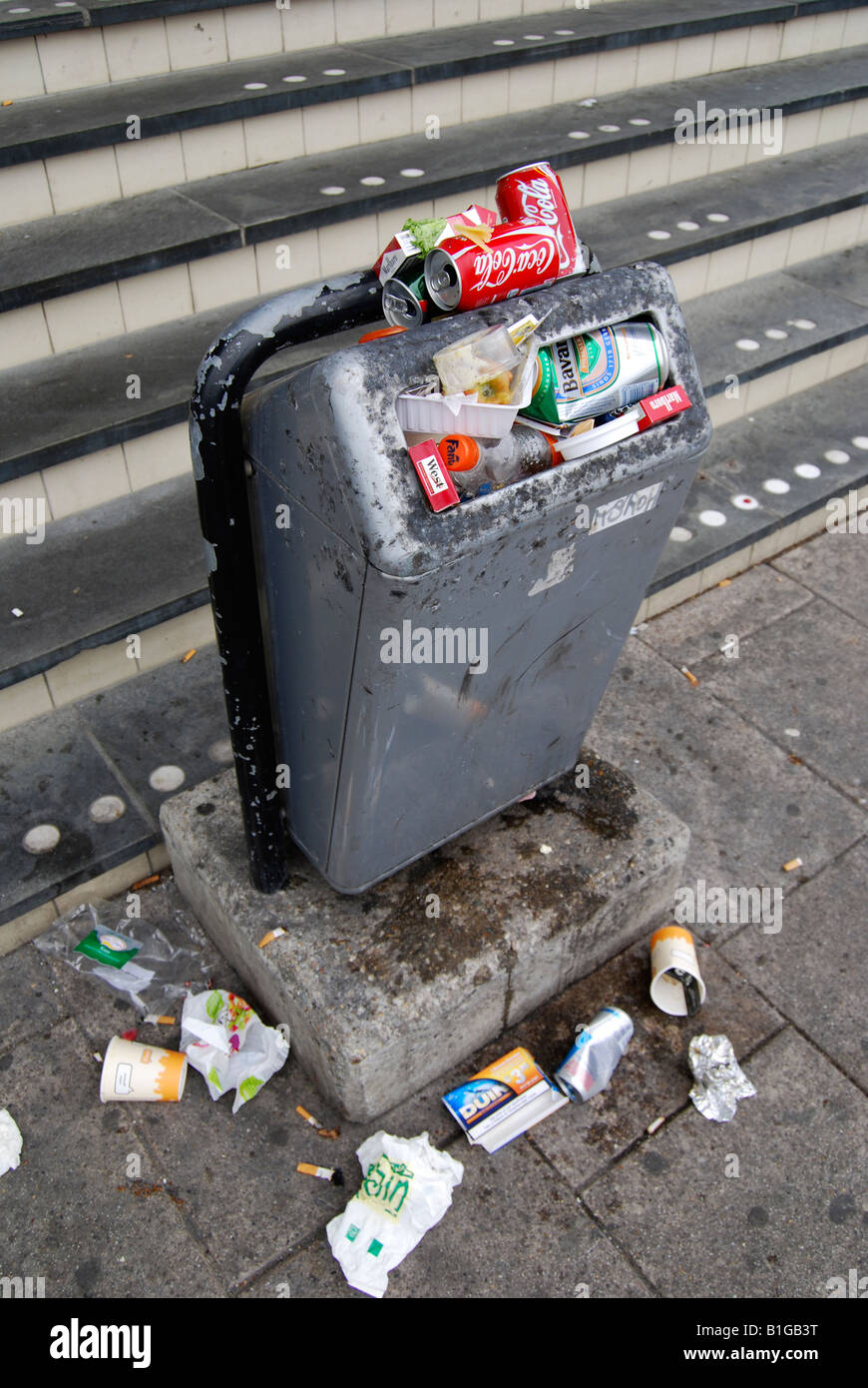 full litter bin in public domain Stock Photo - Alamy