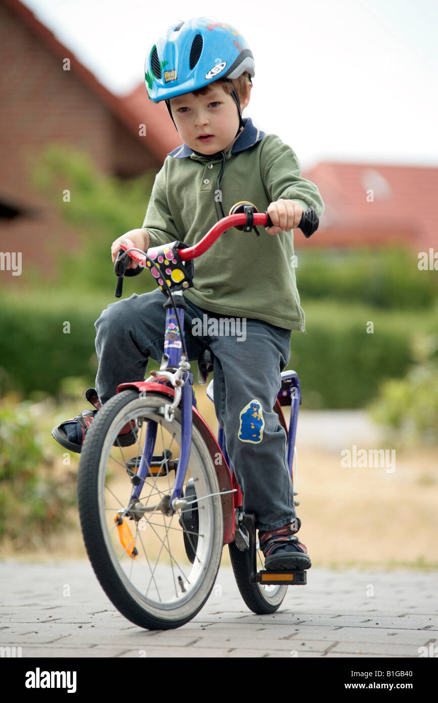 Juvenile cycle hi-res stock photography and images - Alamy