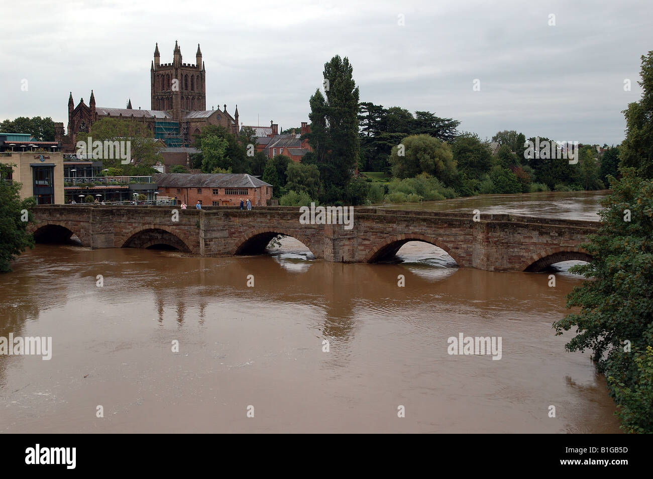 Hereford Old Bridge and Cathedral and River Wye in flood Stock Photo ...