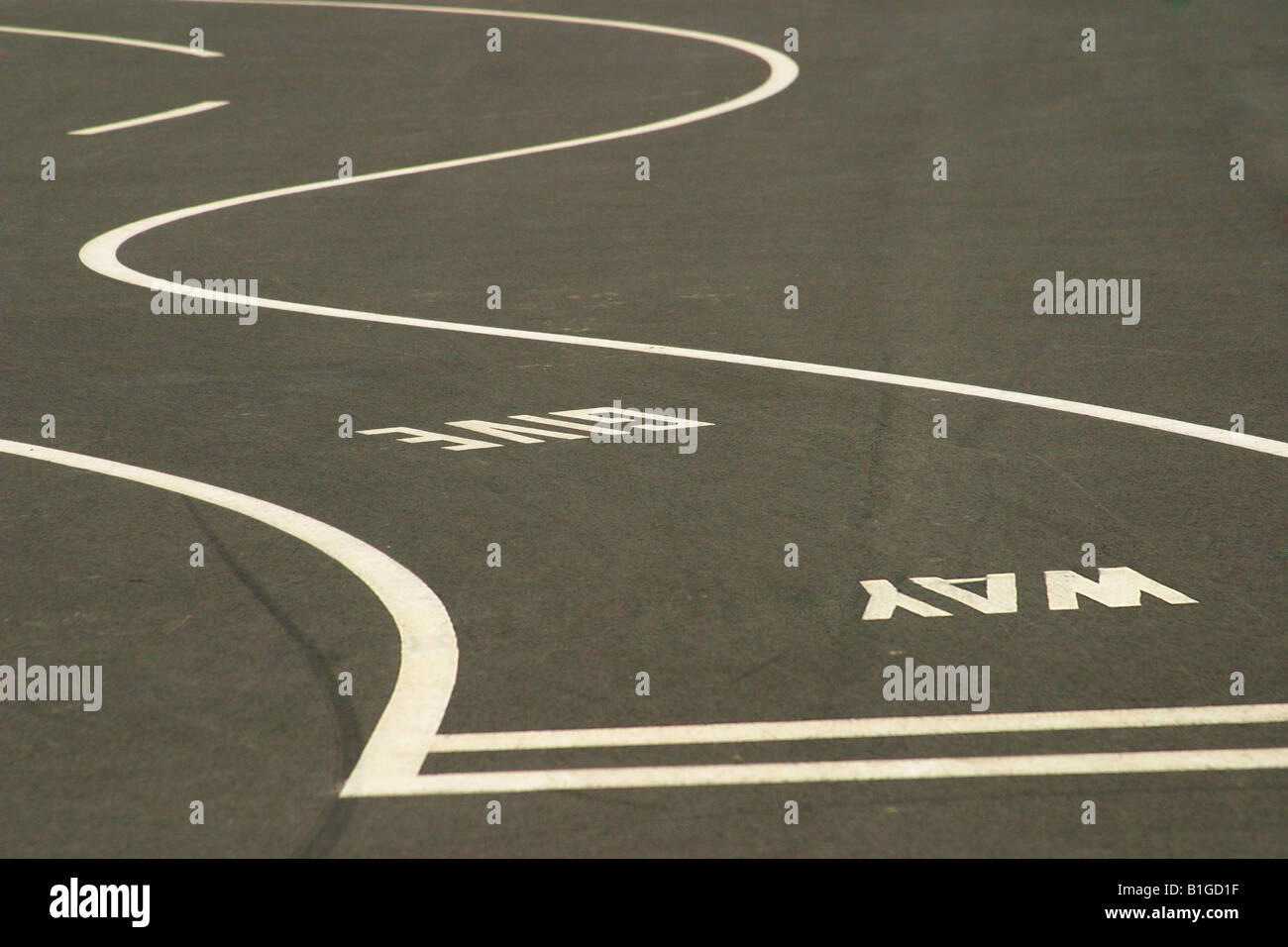 Give way line hi-res stock photography and images - Alamy