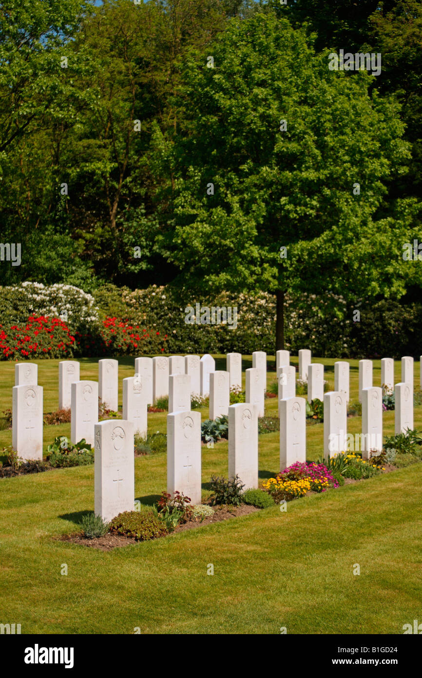 Dutch cemetery graves graveyard hi-res stock photography and images - Alamy