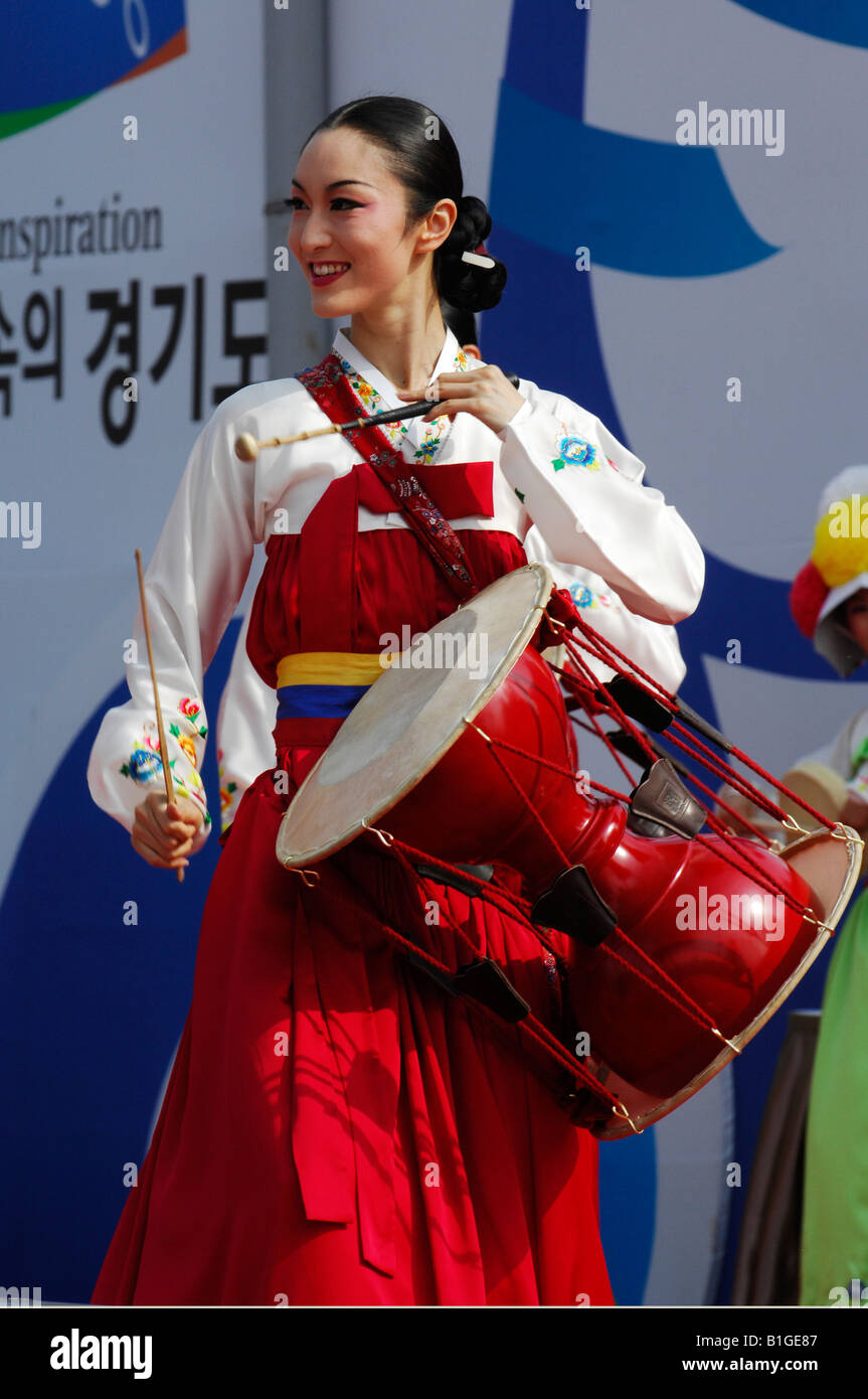 Traditional female Korean drummer Stock Photo - Alamy