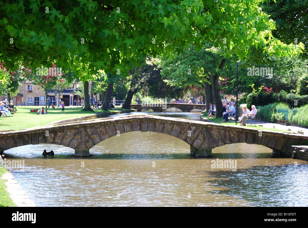 Stone bridges over River Windrush, Bourton-on-the-Water, Cotswolds ...