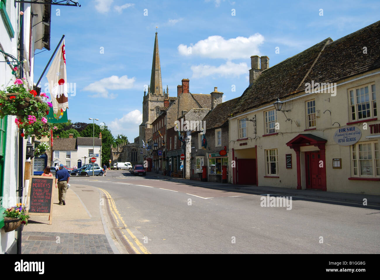 Street scene, High Street, Lechlade on Thames, Gloucestershire, England ...