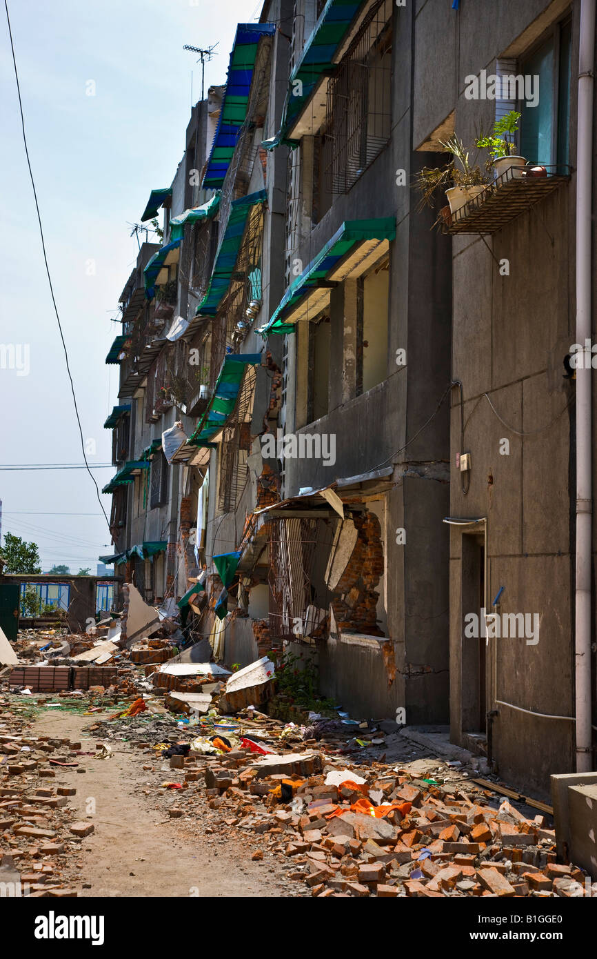 Earthquake damaged apartment building hi-res stock photography and ...
