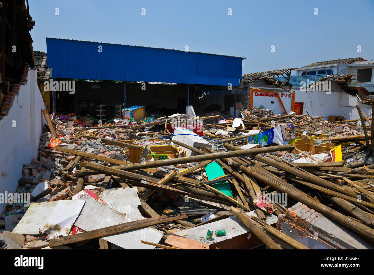 Earthquake severely damaged supermarket in shopping street in Luoshui ...