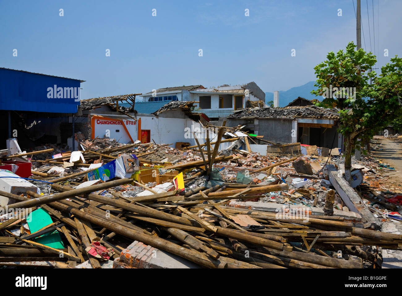 Earthquake severely damaged supermarket in shopping street in Luoshui ...