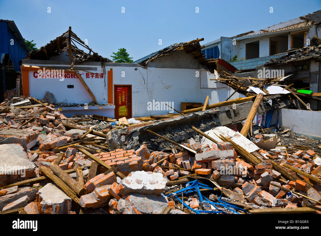 Earthquake severely damaged supermarket in shopping street in Luoshui ...