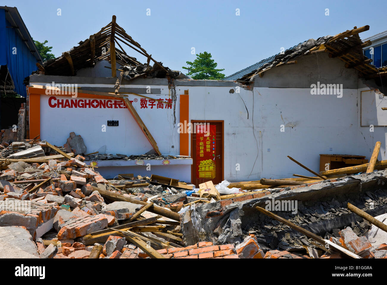 Earthquake severely damaged supermarket in shopping street in Luoshui ...