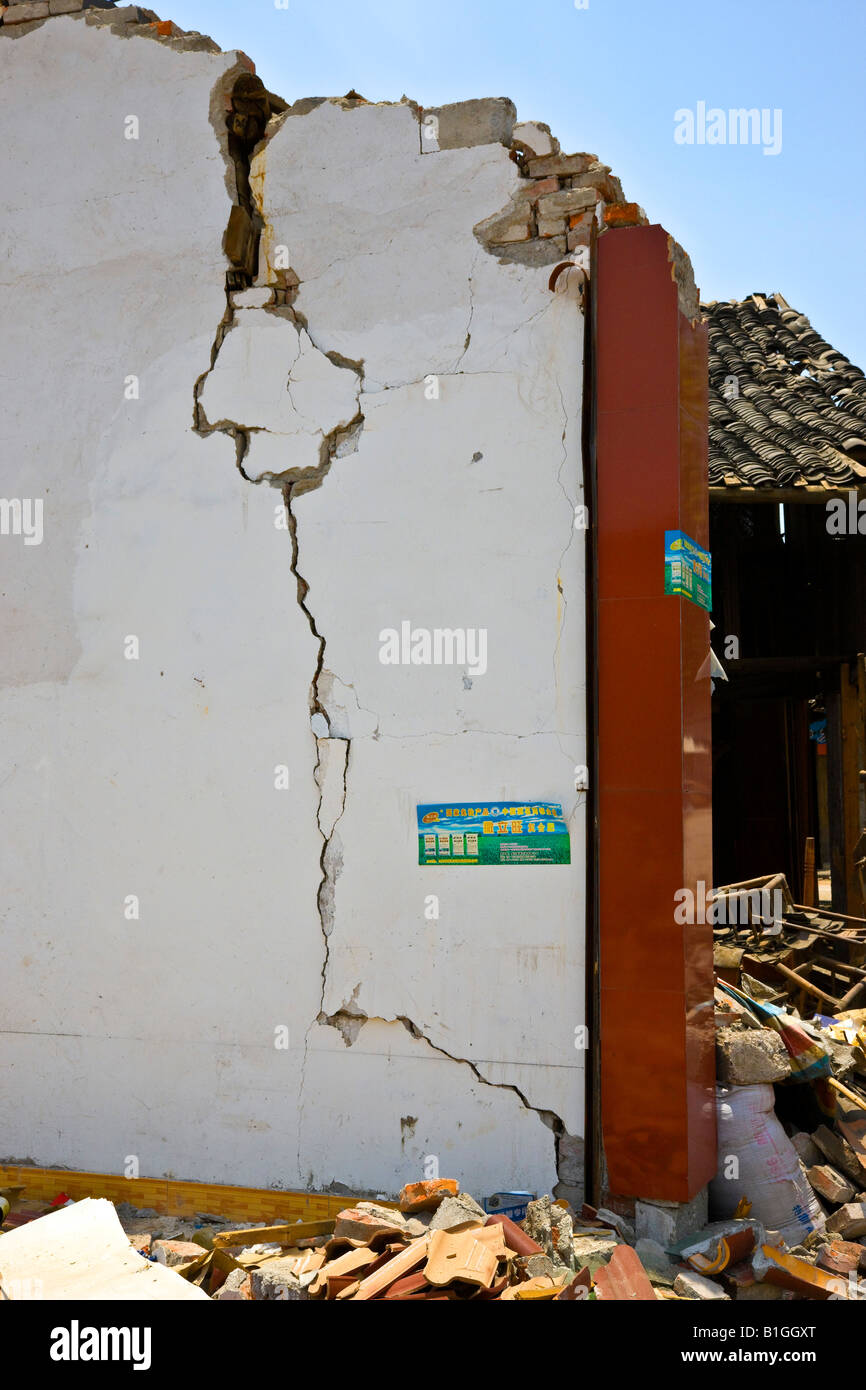 Cracks in the wall of earthquake severely damaged building in shopping ...