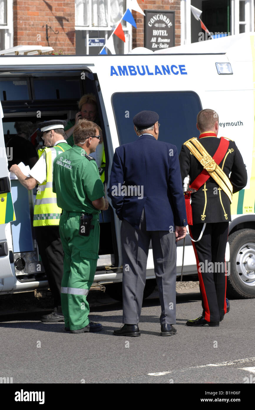 Paramedics on hand aid hi-res stock photography and images - Alamy