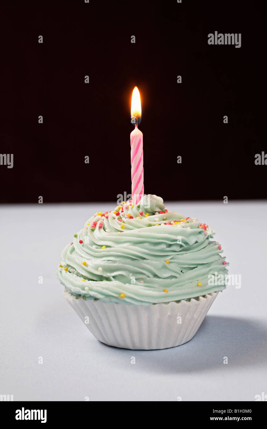 Single cupcake hi-res stock photography and images - Alamy