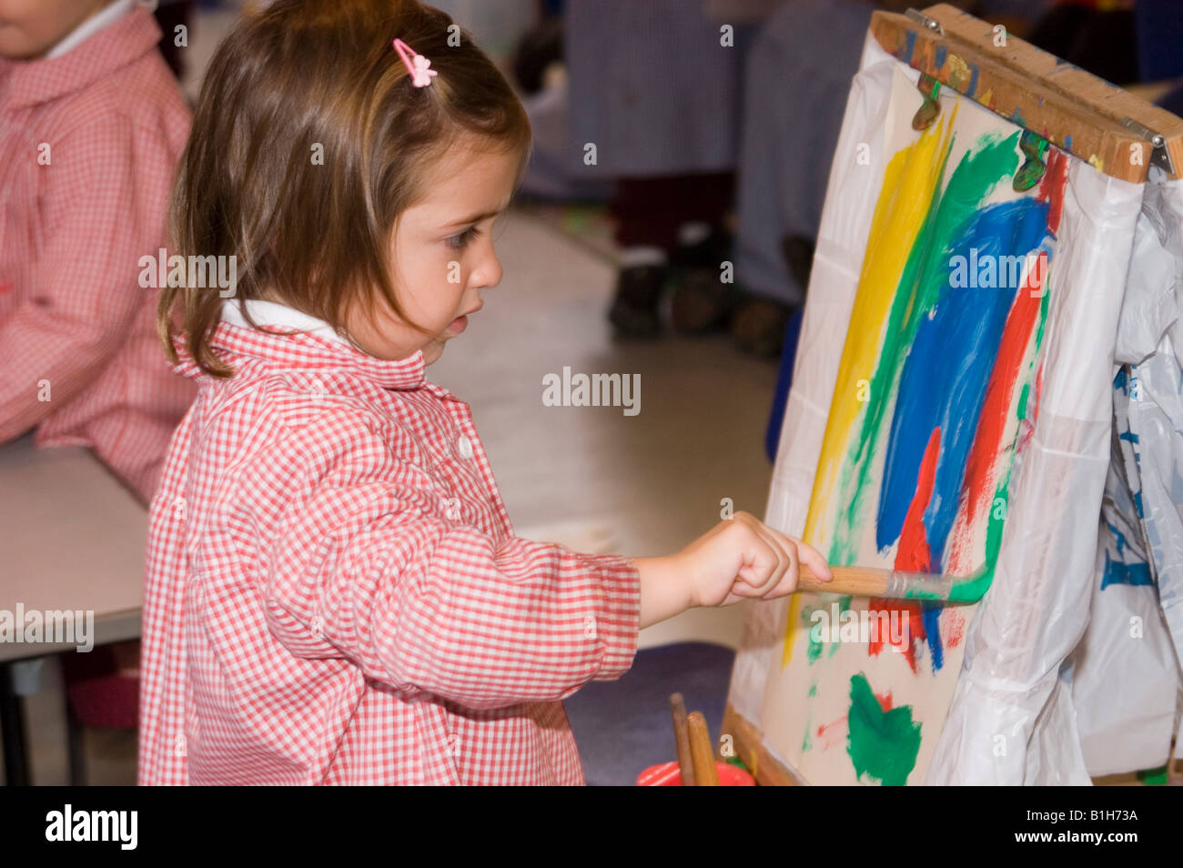 Primary school girls in painting hi-res stock photography and images ...