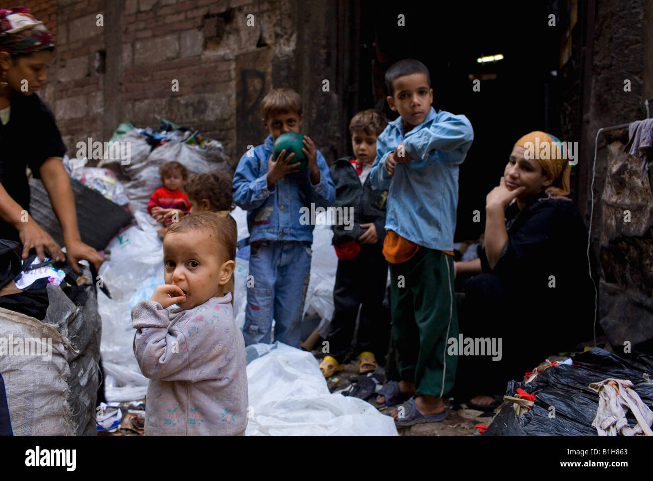 Living in poverty hi-res stock photography and images - Alamy