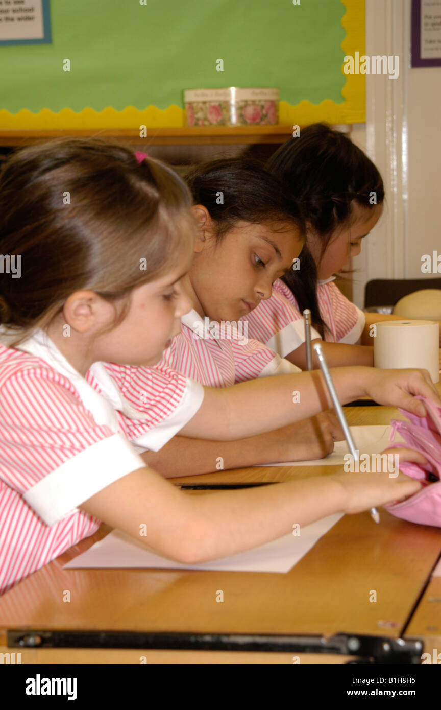 Schoolgirls in class writing hi-res stock photography and images - Alamy