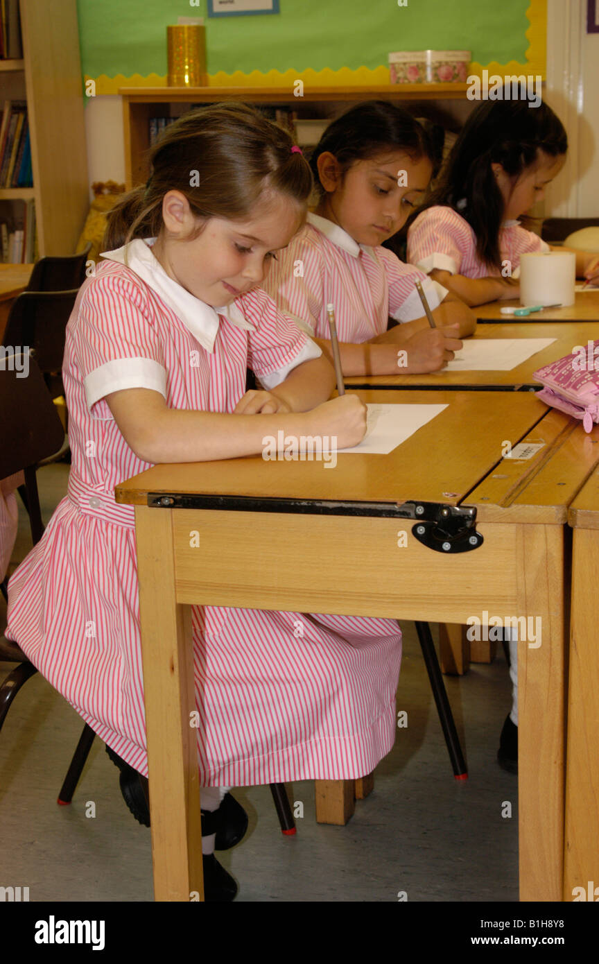 Schoolgirls in class writing hi-res stock photography and images - Alamy