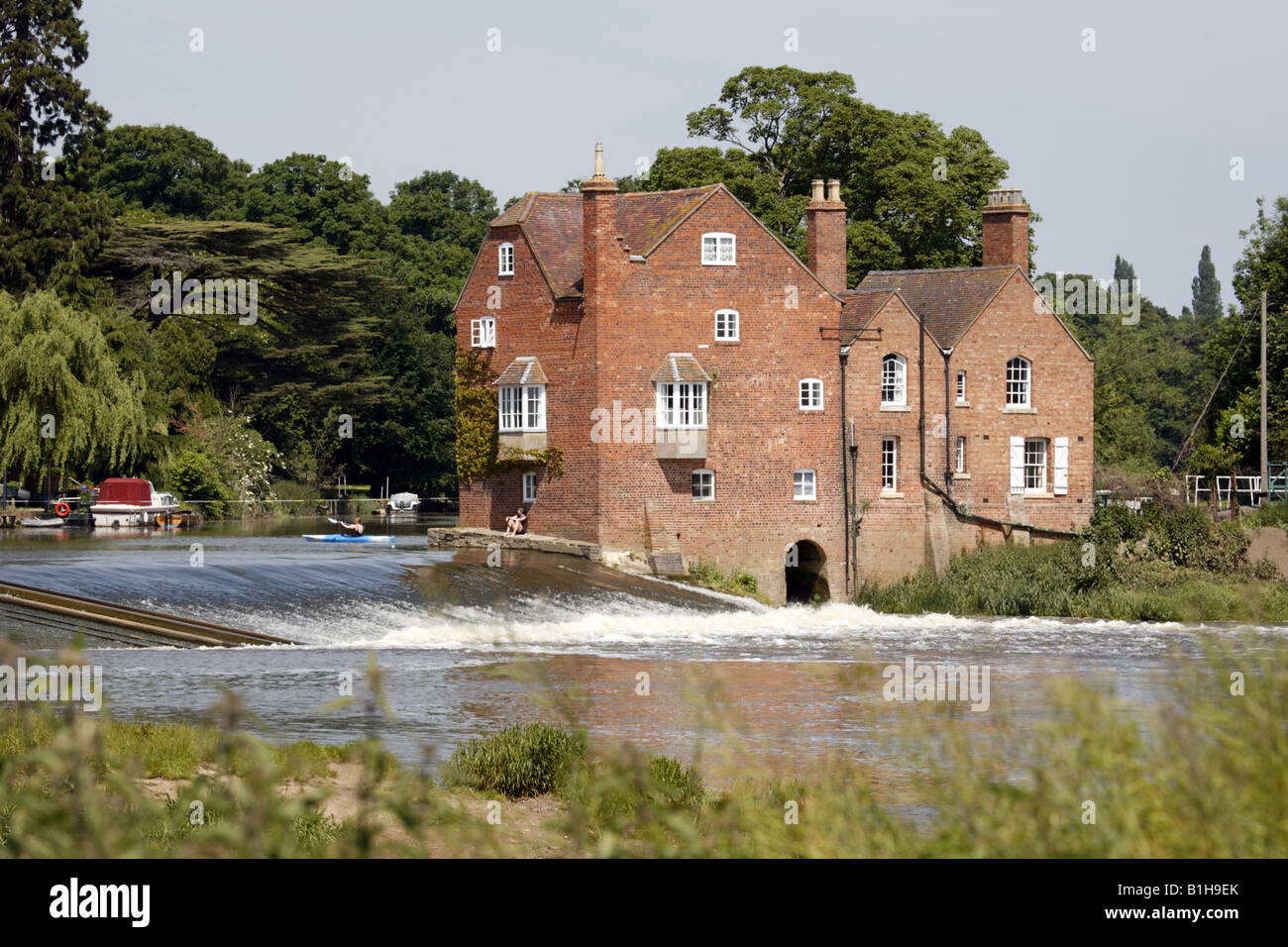 Fladbury mill river avon fladbury hi-res stock photography and images ...