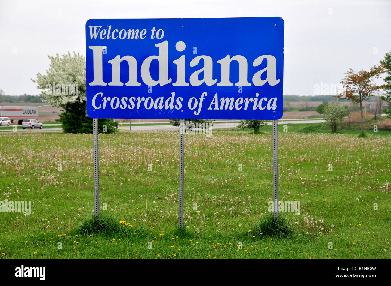 Welcome to Indiana roadway sign crossroads of America Stock Photo - Alamy