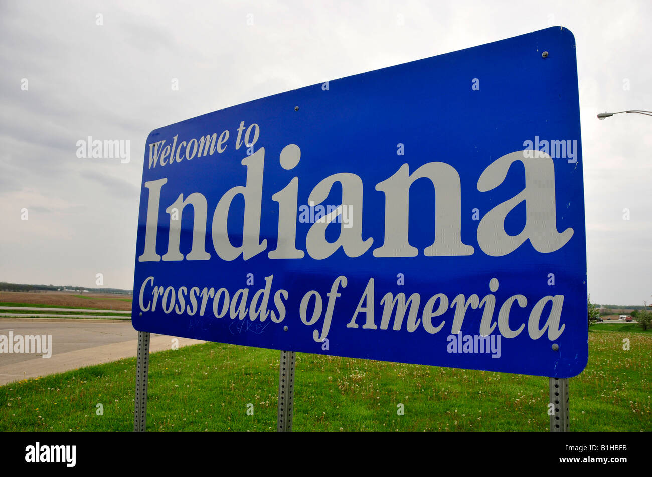 Welcome to Indiana roadway sign crossroads of America Stock Photo - Alamy