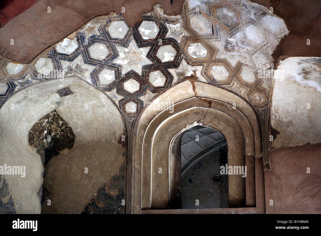 Wall and ceiling decoration in the palace inside the Red Fort Agra ...