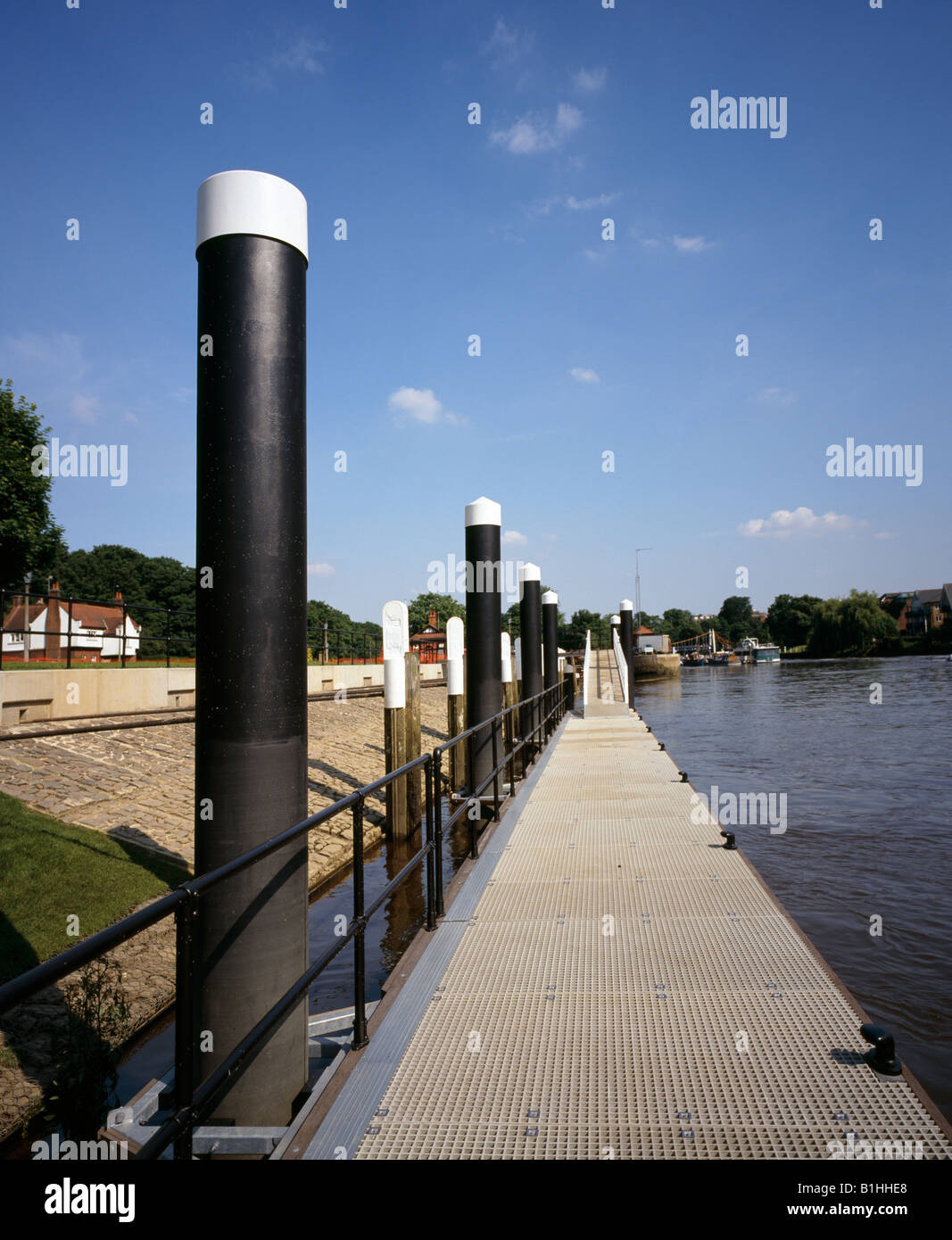Floating mooring platform hi-res stock photography and images - Alamy