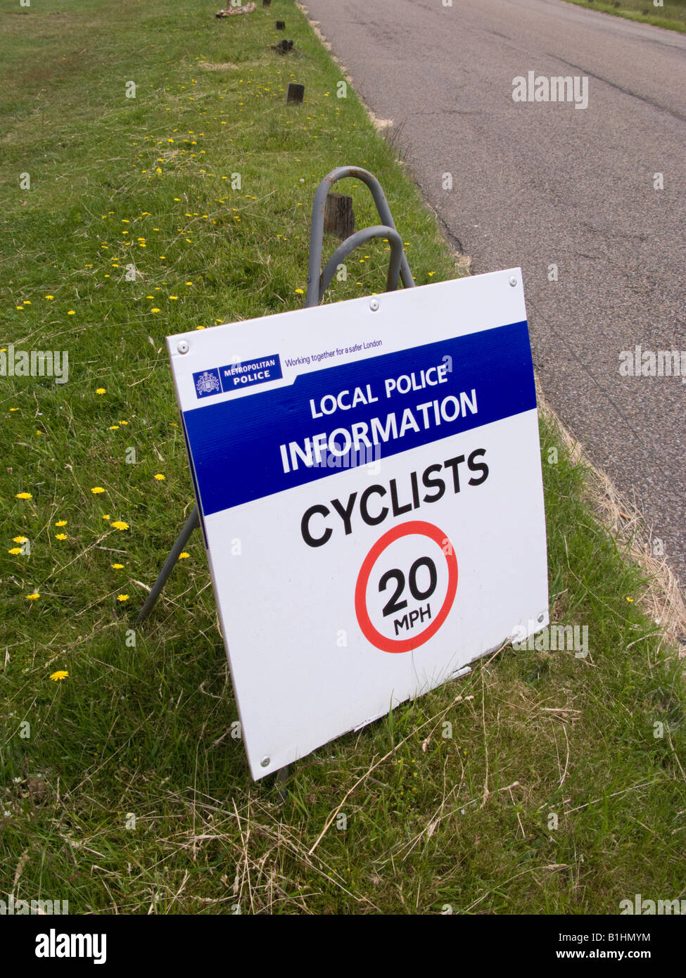 20 mph speed limit sign in Richmond Park, Surrey. UK Stock Photo - Alamy