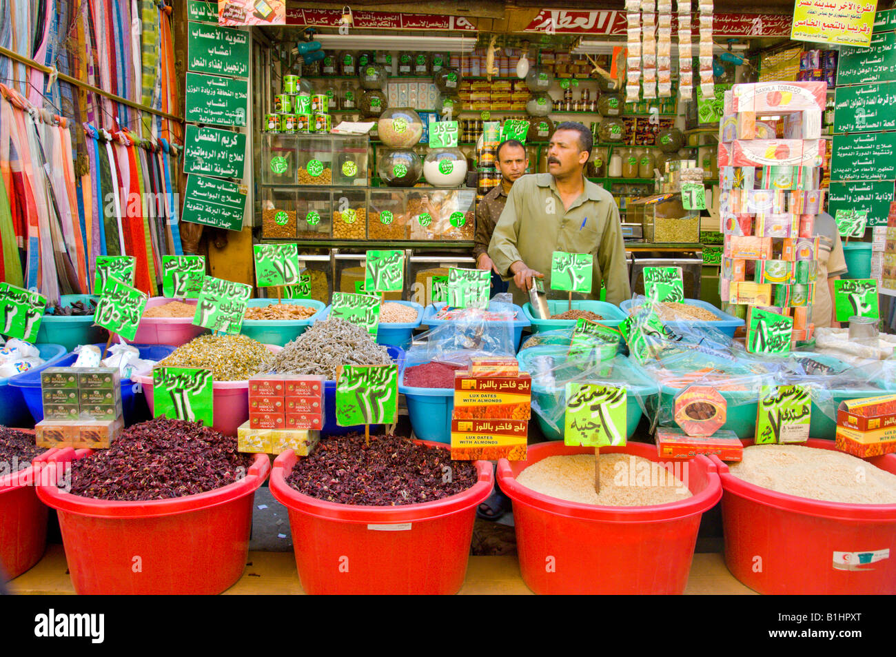 Shopkeepers selling bulk goods at the Khan El Khalili market in Cairo ...