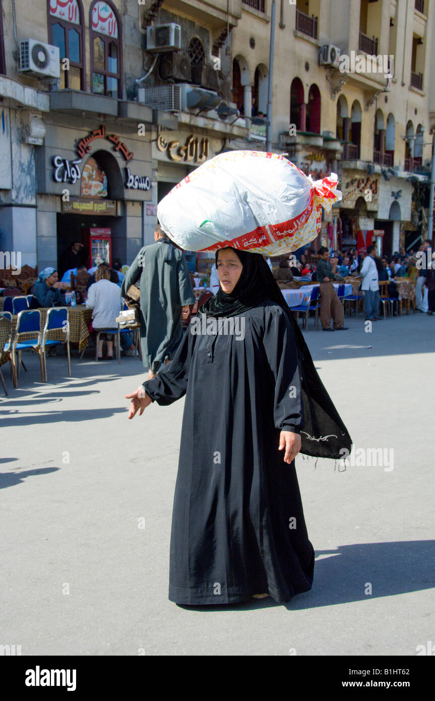 Woman carrying bundle on head hi-res stock photography and images - Alamy