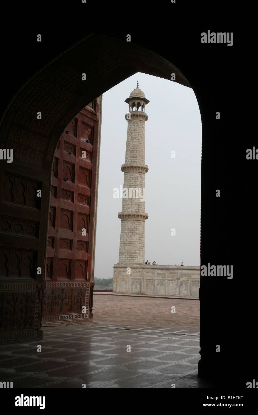 Pillar of the Taj Mahal framed by a mosque doorway Stock Photo - Alamy